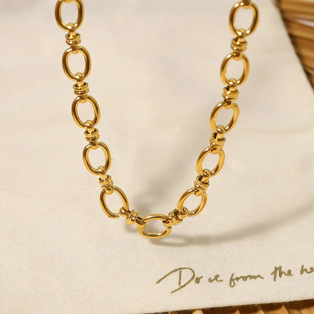 Interlocking Gold Chain Necklace – mainstreamboutique-ankeny